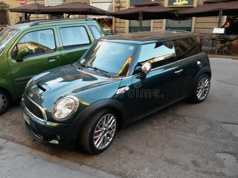 Coche Verde Oscuro De Mini Cooper Imagen de archivo editorial - Imagen ...