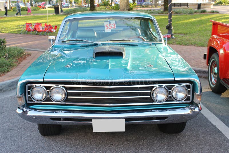 Coche Viejo De Ford Fairlane Imagen de archivo - Imagen de transporte ...