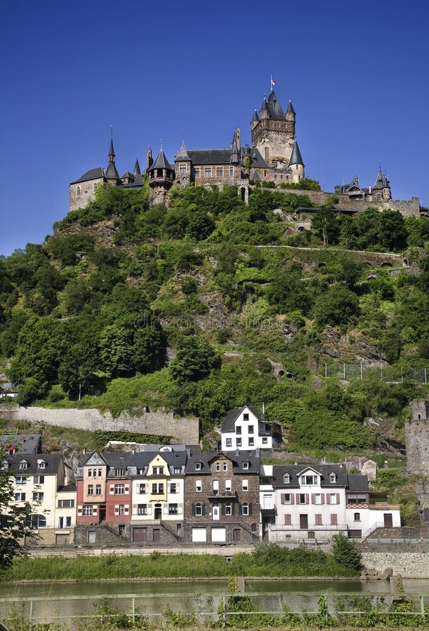 La Ville De Cochem, Allemagne Sur Le Fleuve De La Moselle Photo stock ...
