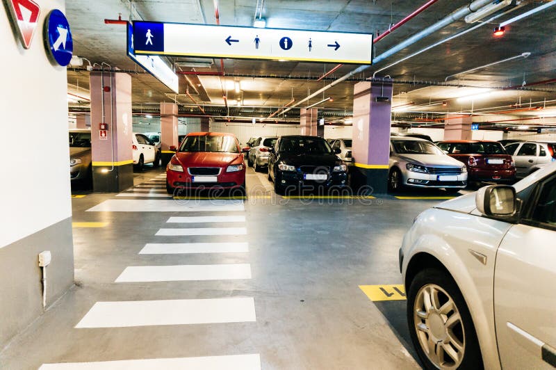 Coches Parqueados Durante Invierno Foto de archivo - Imagen de escamas ...