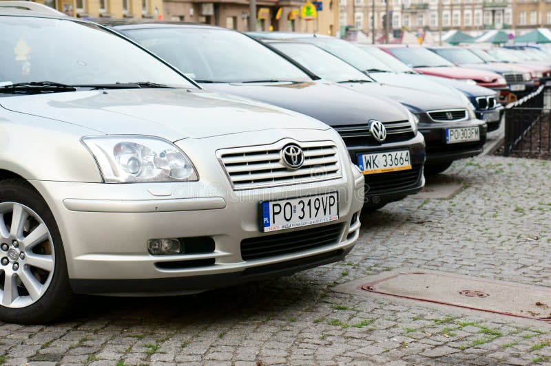 Opinión Parqueada De La Calle De Los Coches Foto editorial - Imagen de ...