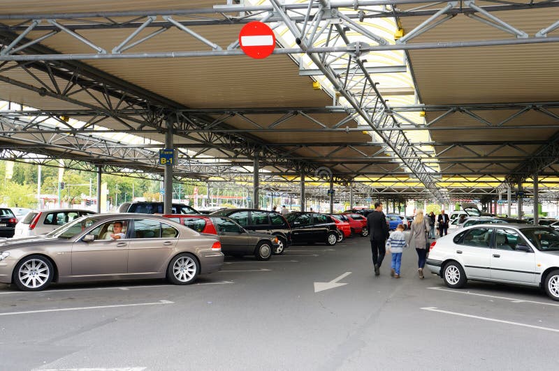 Coches parqueados imagen de archivo editorial. Imagen de garaje - 35873324