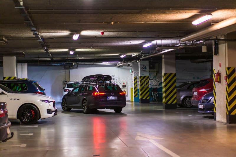 Coches estacionados imagen de archivo editorial. Imagen de polonia ...