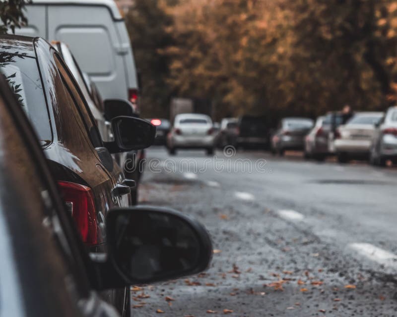 Coches Parqueados a Lo Largo De La Calle Foto de archivo - Imagen de ...