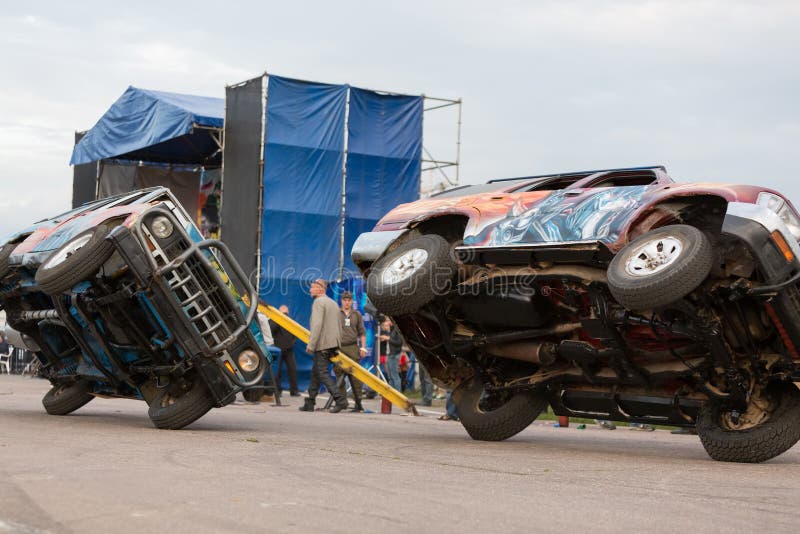 Coches Que Viajan En Dos Ruedas Imagen editorial - Imagen de coche ...