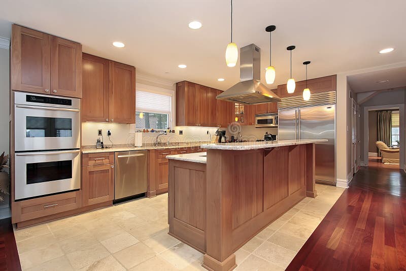 Cocina Con La Isla De Madera Y Del Granito Imagen de archivo - Imagen ...