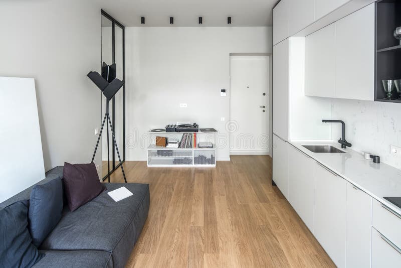 Cocina En Estilo Moderno Con Las Paredes Ligeras Foto de archivo ...