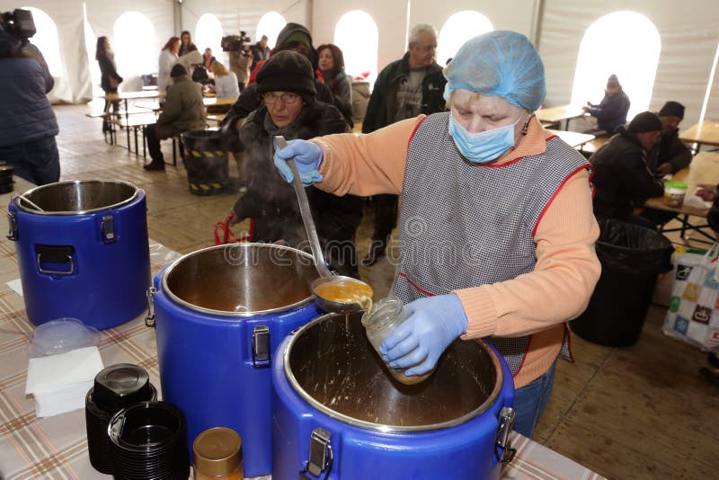 Comida para los pobres foto de archivo editorial. Imagen de pobre ...