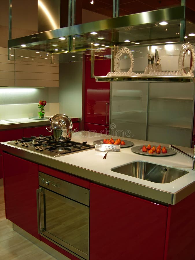 Cocina roja foto de archivo. Imagen de moderno, casa, horno - 1180318