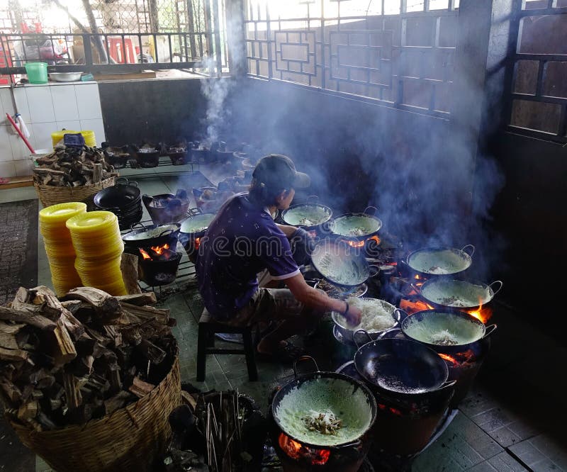 Cocinar La Comida Tradicional En El Restaurante Local Imagen editorial ...