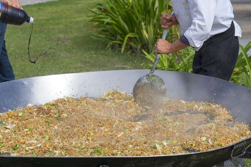 Cocinar mucha comida imagen de archivo. Imagen de fresco - 108089105