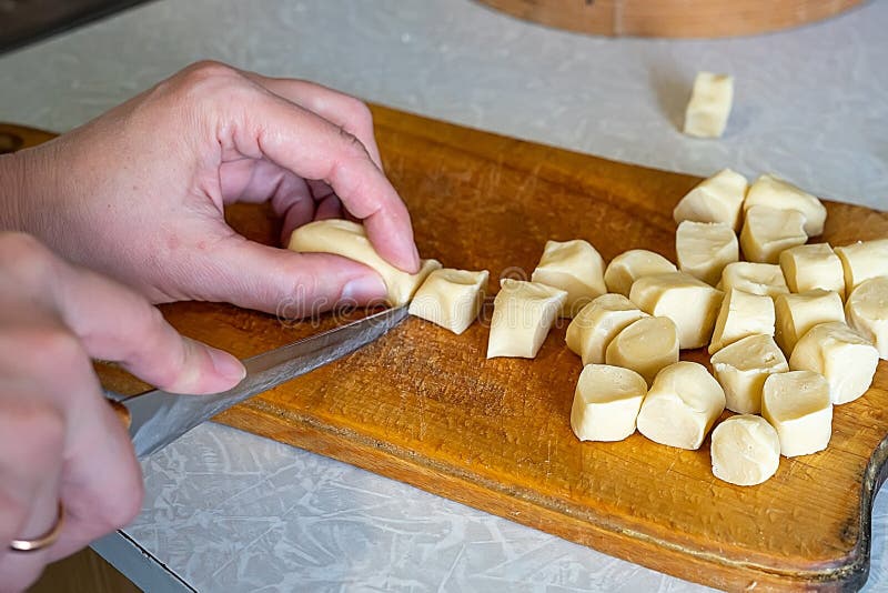Cocinar Trozos De Masa En Trozos Sobre Una Tabla De Madera Foto de ...
