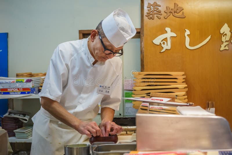 Tokio, Japón, Octubre De 2017: Turistas Que Comen En Un Str Tradicional ...