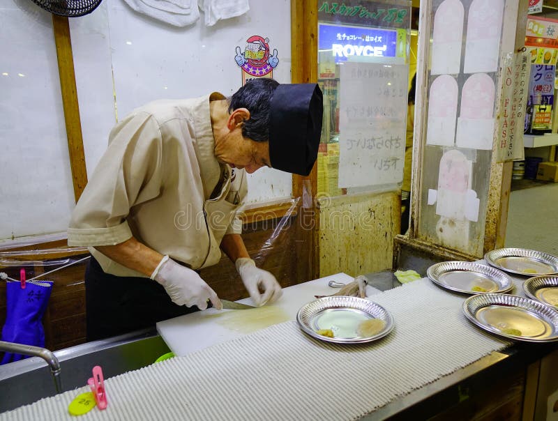 Cocinero En Sushi Preparado Uniforme Y Sashimi Imagen de archivo ...