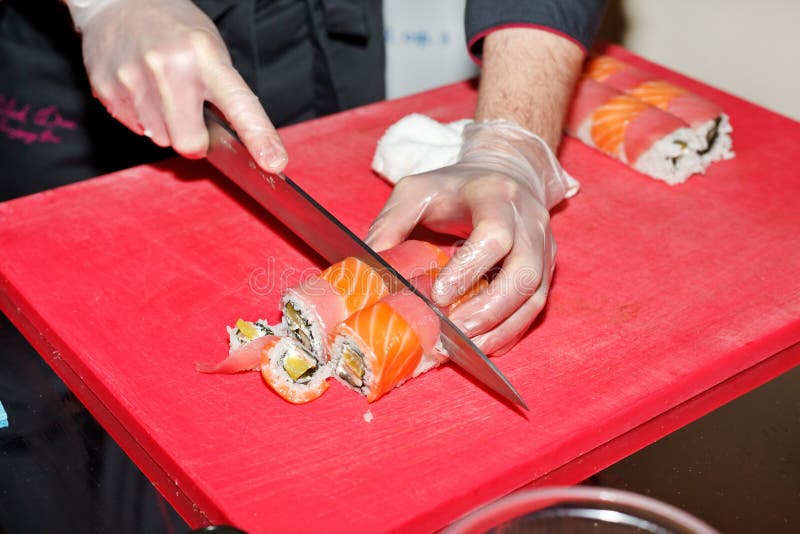 Cocinero Que Prepara El Sushi Imagen de archivo - Imagen de alimento ...