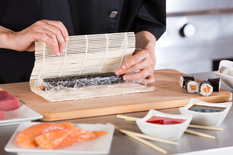 Cocinero Que Prepara El Sushi Foto de archivo - Imagen de fondo ...