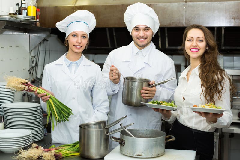 Cocineros Y Camarera En La Cocina Imagen de archivo - Imagen de ...