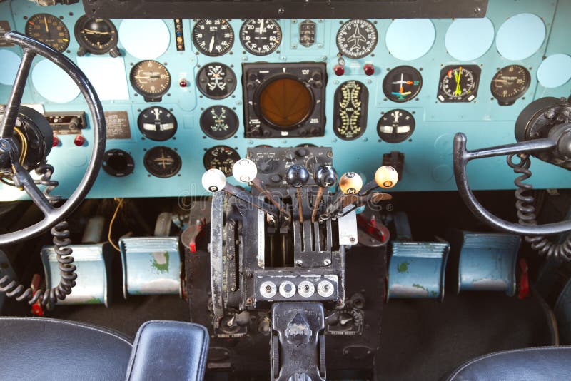 Cockpit of Douglas DC-3 editorial photo. Image of feet - 23921381