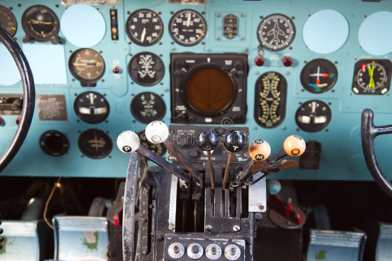 Cockpit of Douglas DC-3 editorial photo. Image of feet - 23921381