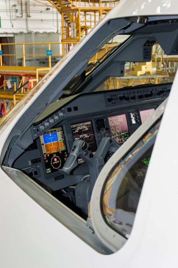 Cockpit of Embraer 175 editorial stock image. Image of cockpit - 33305904