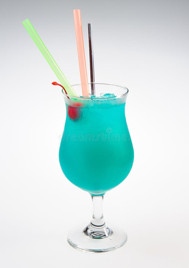 Cocktail Alcolico Blu Con Il Sambuca, Il Liquore, Il Succo Di Limone ...