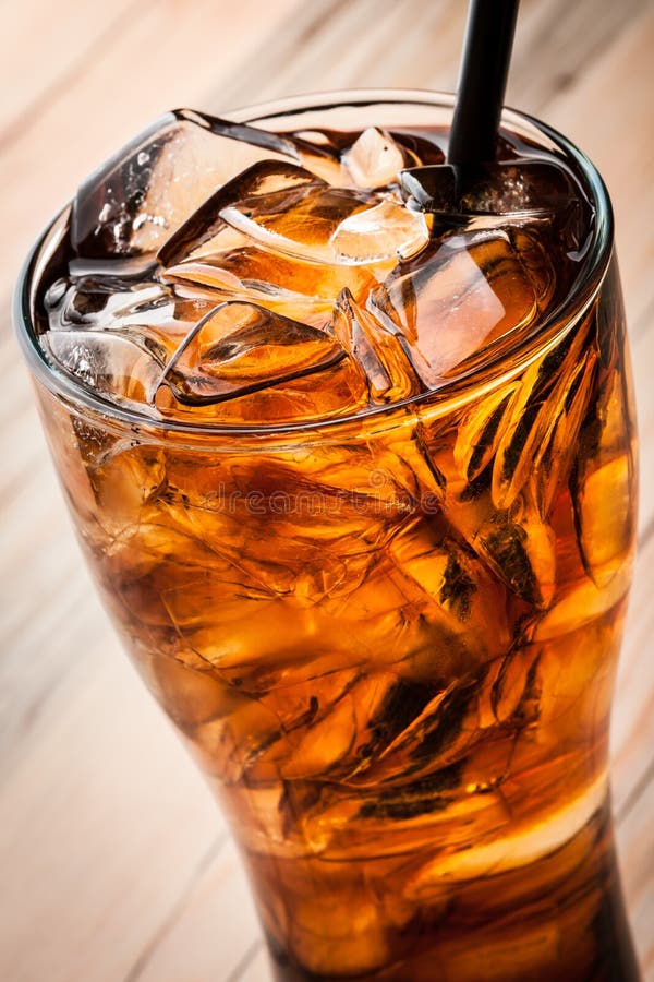 Cocktail Alcolico Con Cola E Ghiaccio Immagine Stock - Immagine di ...