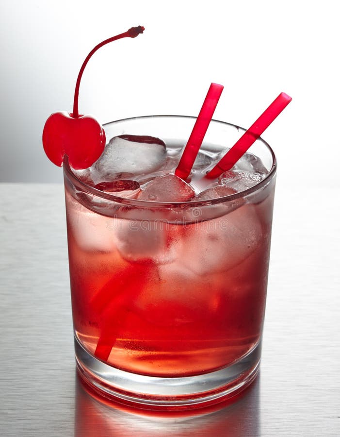 Cocktail alcolico rosso immagine stock. Immagine di cocktail - 35384353