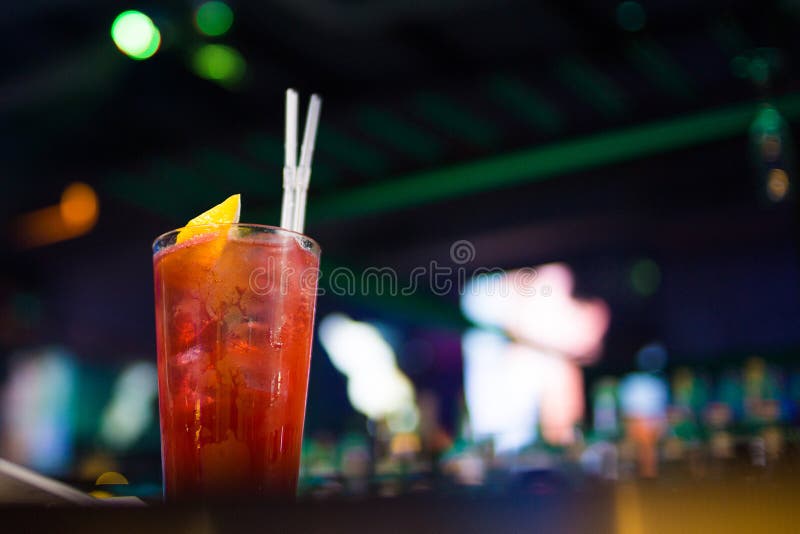 Cocktail alcolico rosso immagine stock. Immagine di alcool - 95887599