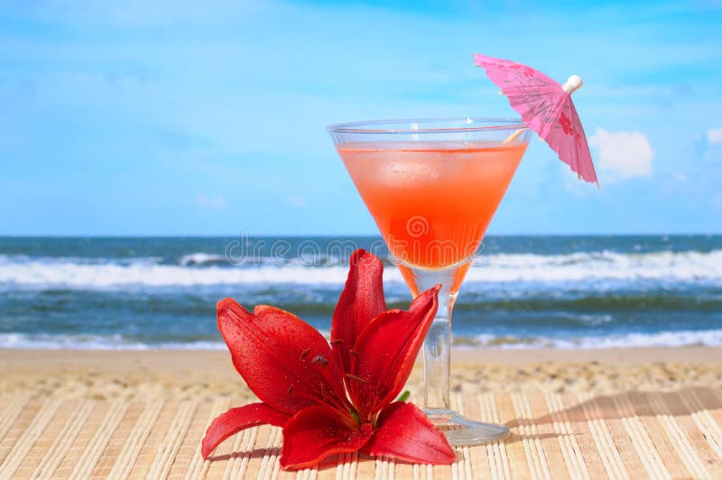 Cocktail alla spiaggia immagine stock. Immagine di corsa - 8737291