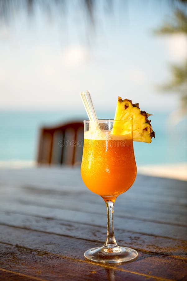 Cocktail au bar de plage photo stock. Image du sunlight - 24453122
