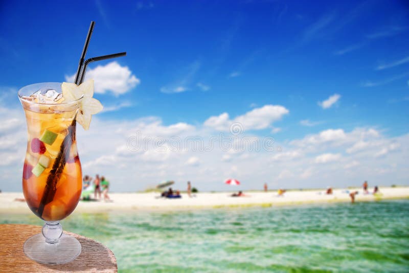 Cocktail auf einem Strand stockbild. Bild von himmel, gemeinschaft ...
