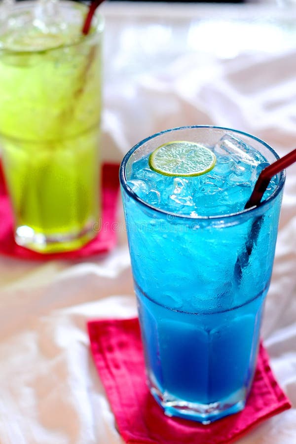 Um cocktail azul martini imagem de stock. Imagem de licor - 22663931