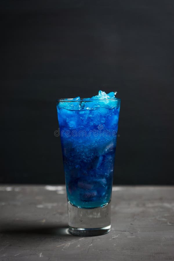 Cocktail Azul Com O Arando No Fundo De Madeira Foto de Stock - Imagem ...