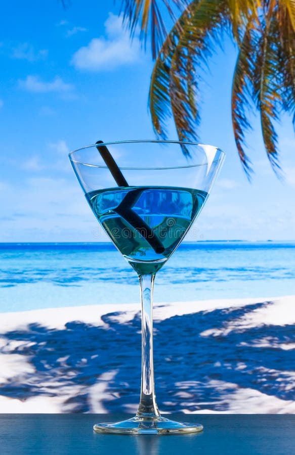 Cocktail Bleu Sur La Plage Sur La Table En Bois Photo stock - Image du ...