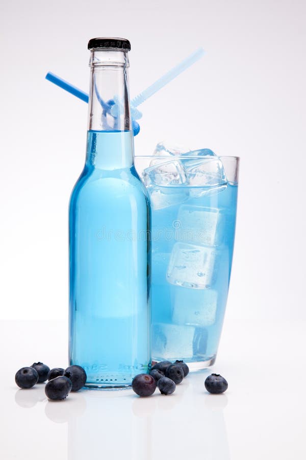 Cocktail Blu Esotico Dell'alcool Della Bottiglia Immagine Stock ...
