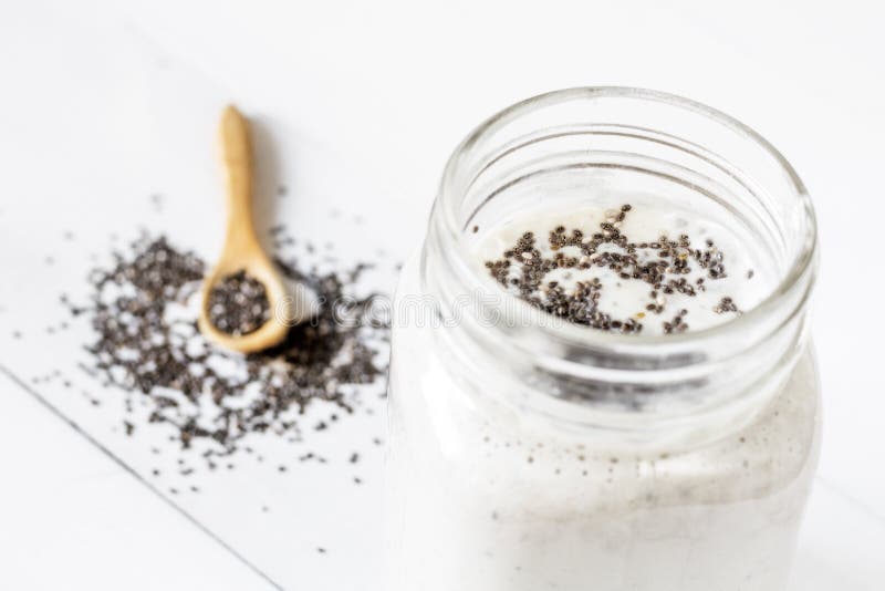 Cocktail Branco Do Batido Com Sementes Do Chia Foto de Stock - Imagem ...