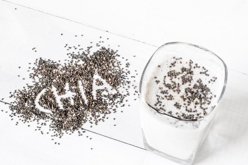 Cocktail Branco Do Batido Com Sementes Do Chia Foto de Stock - Imagem ...