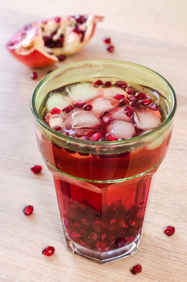 Cocktail Com As Sementes Do Gelo E Da Grandada No Vidro Foto de Stock ...