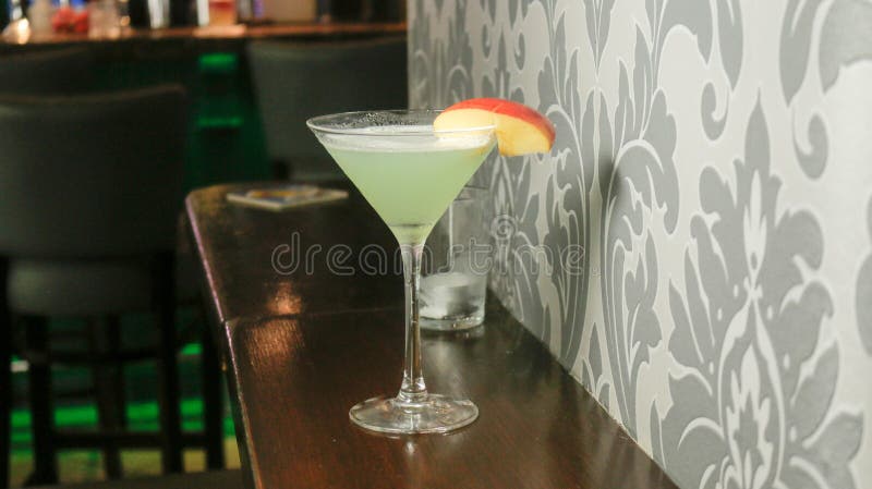 Cocktail contre le mur image stock. Image du cheminée - 102337629