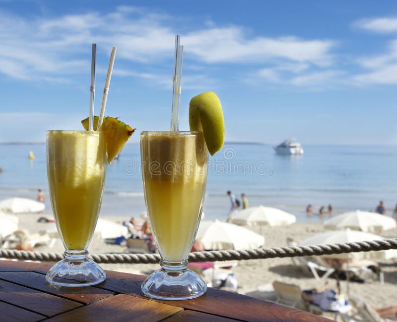 Cocktail dans la plage photo stock. Image du vacances - 23385042