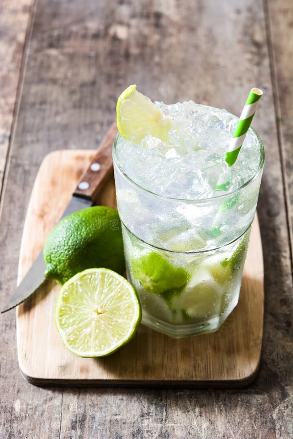 Cocktail De Caipirinha No Vidro Na Madeira Imagem de Stock - Imagem de ...