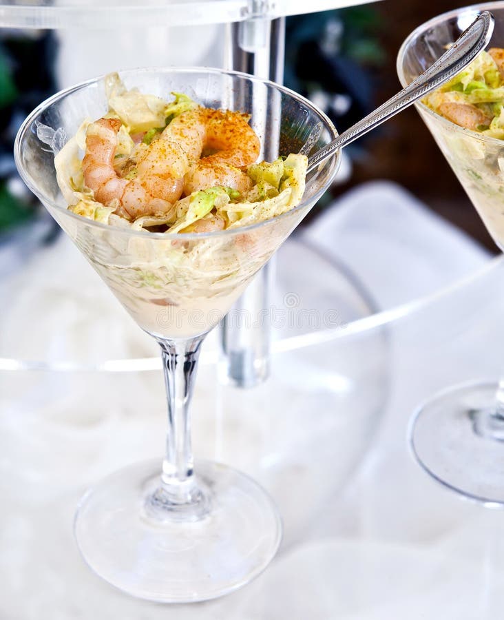 Cocktail De Crevette Au Buffet Image stock - Image du légume, banquet ...