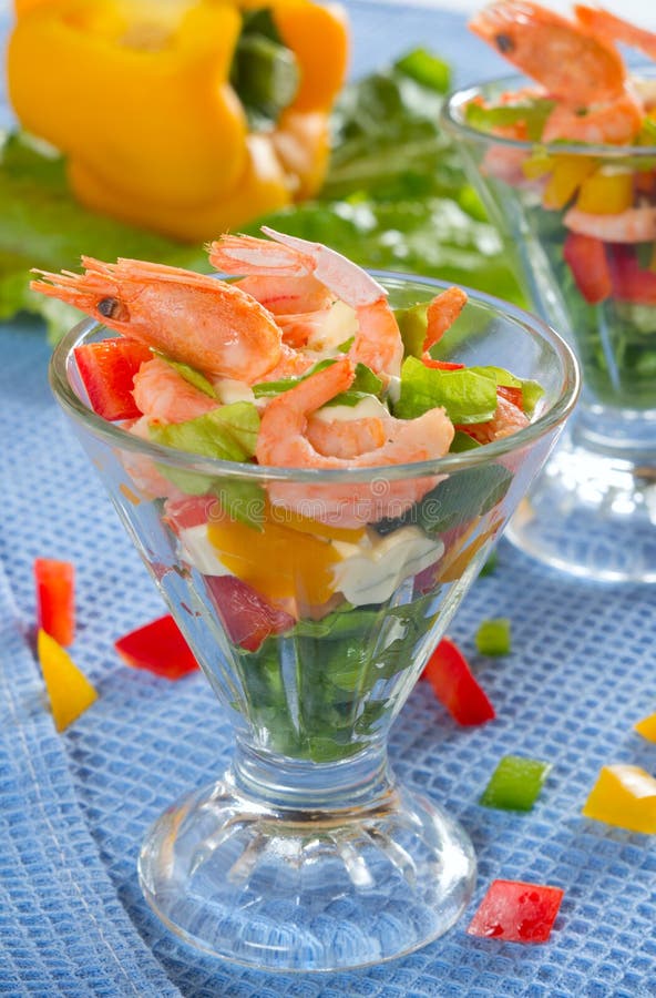 Cocktail de crevette photo stock. Image du cuisine, salade - 36094228