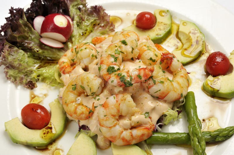 Cocktail De Fruits De Mer De La Mer Dans Un Bol En Bois. Fond Gris. Vue ...