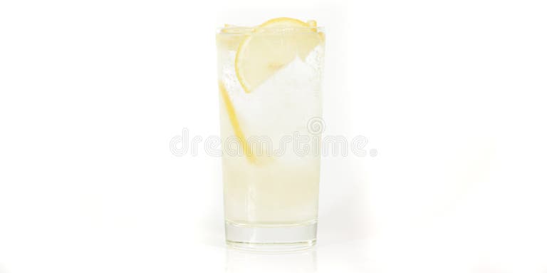 Cocktail De Gin Gaseificado Com Fundo Branco. Imagem de Stock - Imagem ...
