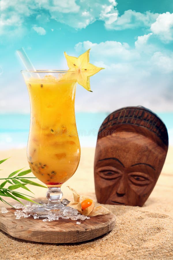 Cocktail De Lacet De Cara Avec Un Masque En Bois Image stock - Image du ...