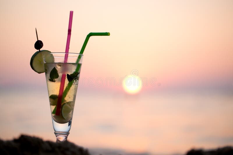 Cocktail De Mojito Sur La Plage Au Coucher Du Soleil Image stock ...