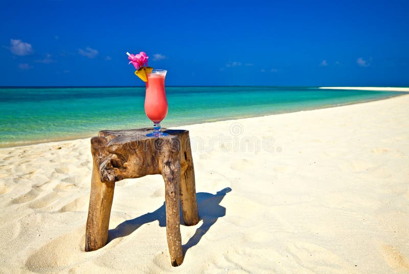 Cocktail de plage image stock. Image du maldives, horizon - 17624969