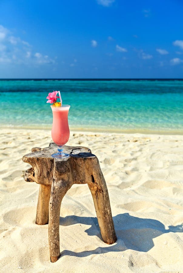 Cocktail de plage image stock. Image du maldives, horizon - 17624969