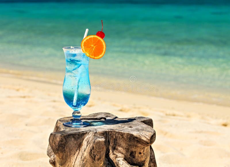 Cocktail de plage image stock. Image du maldives, horizon - 17624969